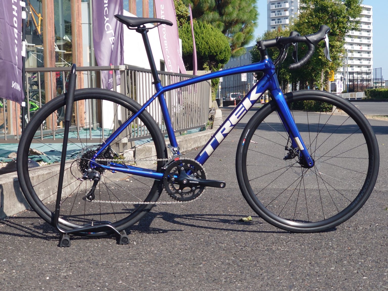 用途を選ばない、初めての1台に最適なモデル！TREK DOMANE AL 2 DISC 入荷しました！ | お知らせ | ストラーダバイシクルズ