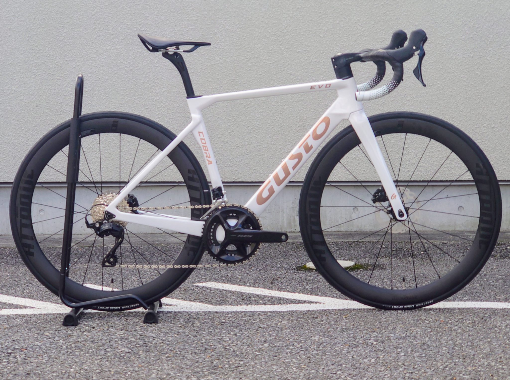 【GUSTO 2024】ニューモデル「COBRA EVO」が登場！相変わらずの最強コスパなカーボンバイク！ | お知らせ | ストラーダバイシクルズ